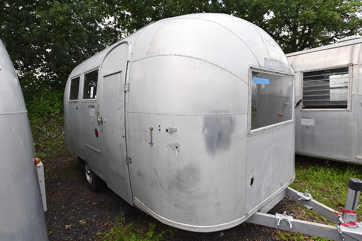 19 Feet Airstream Globetrotter .. empty vintage Trailer