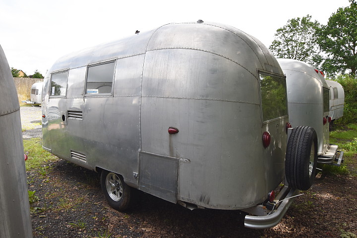 19 Feet Airstream Globetrotter .. empty vintage Trailer